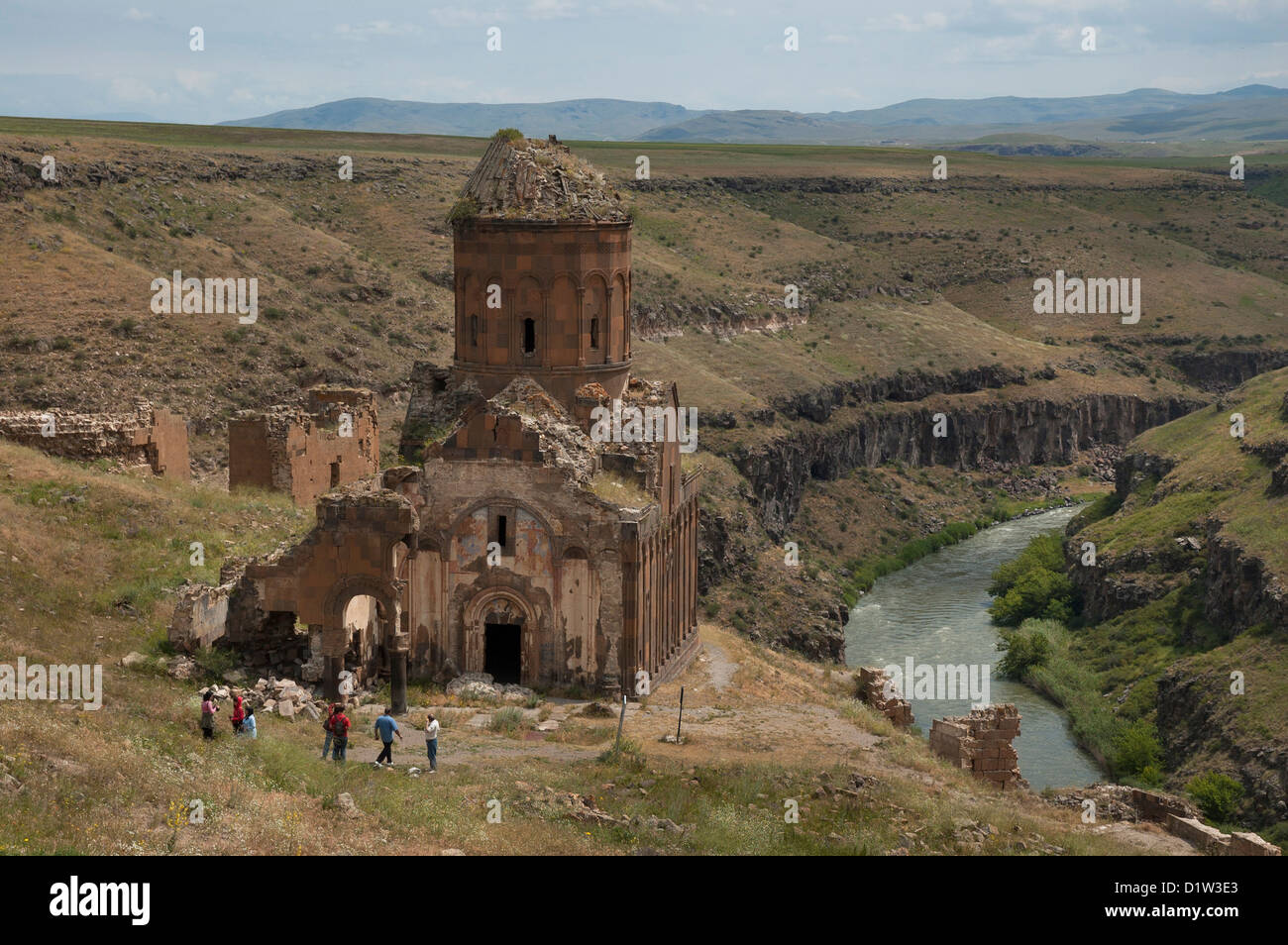 L'église de saint Grégoire de Tigran Honents,ruines de la ville ...