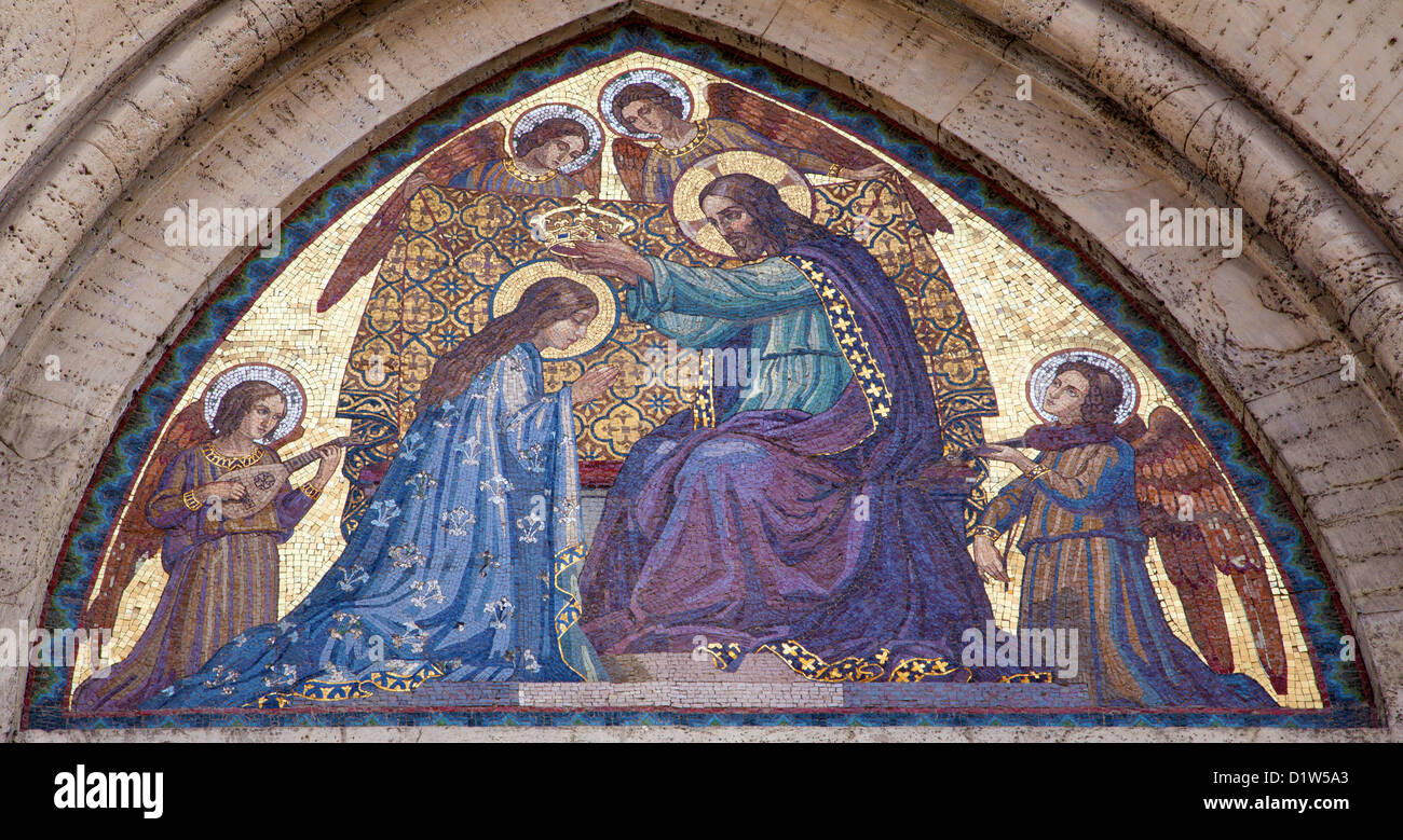 Rome - Mosaïque de Jésus Christ et du couronnement de Marie de façade ...