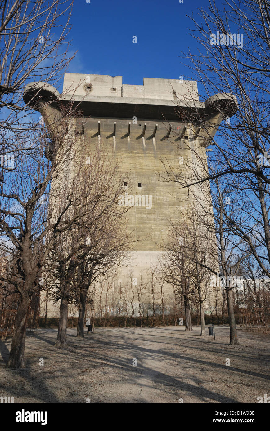 A WW2 Flak tower (le Flakturm VII L-tower) construit par la Luftwaffe ...