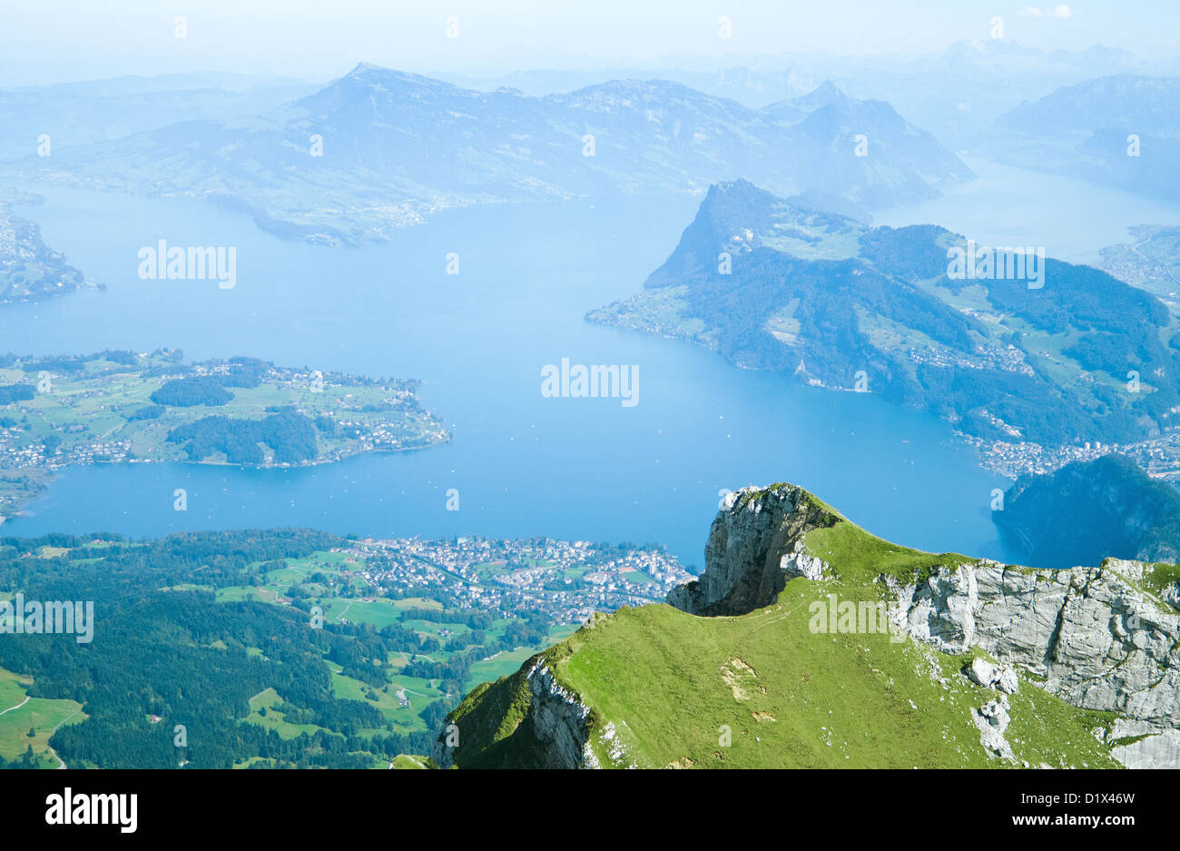 Lac des quatre cantons boisés Banque de photographies et d’images à ...