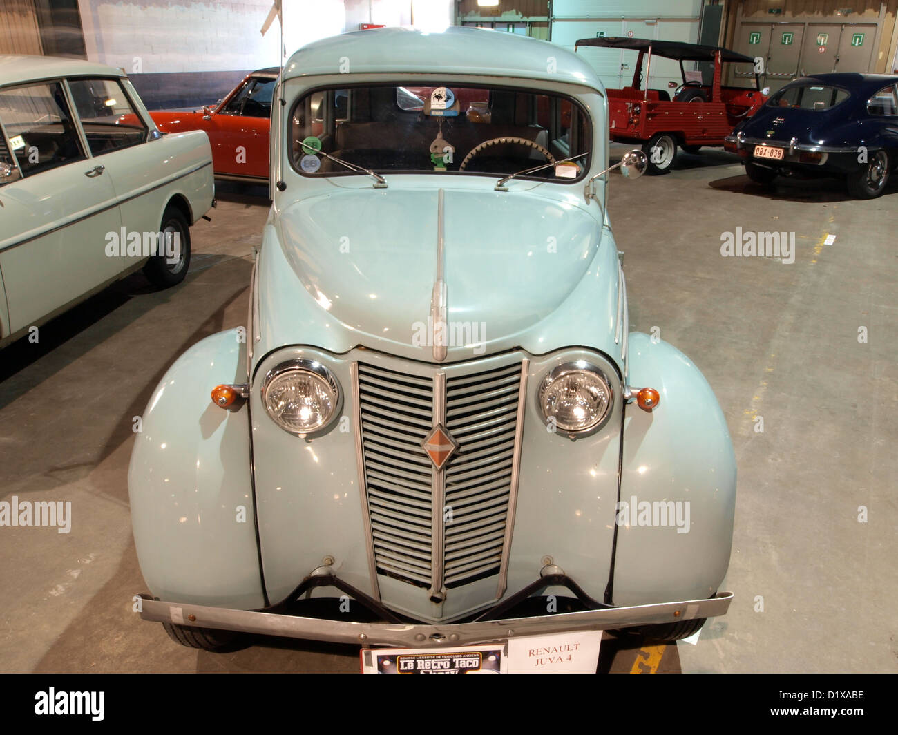 Renault juva 4 Banque de photographies et d’images à haute résolution ...