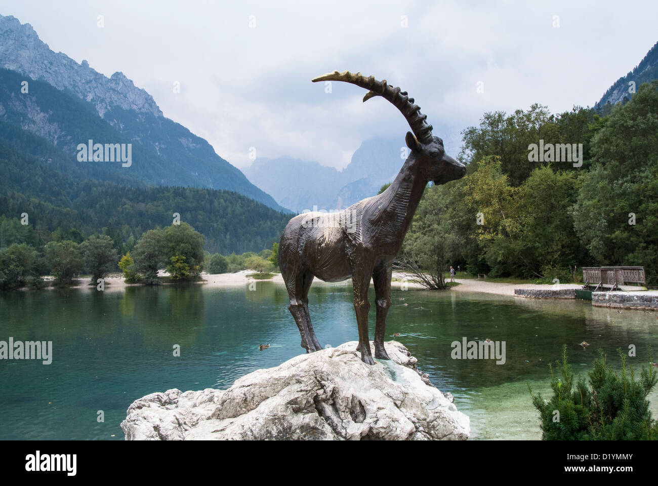 Une statue de la Zlatorog un Chamois Blanc légendaire buck se trouve au ...