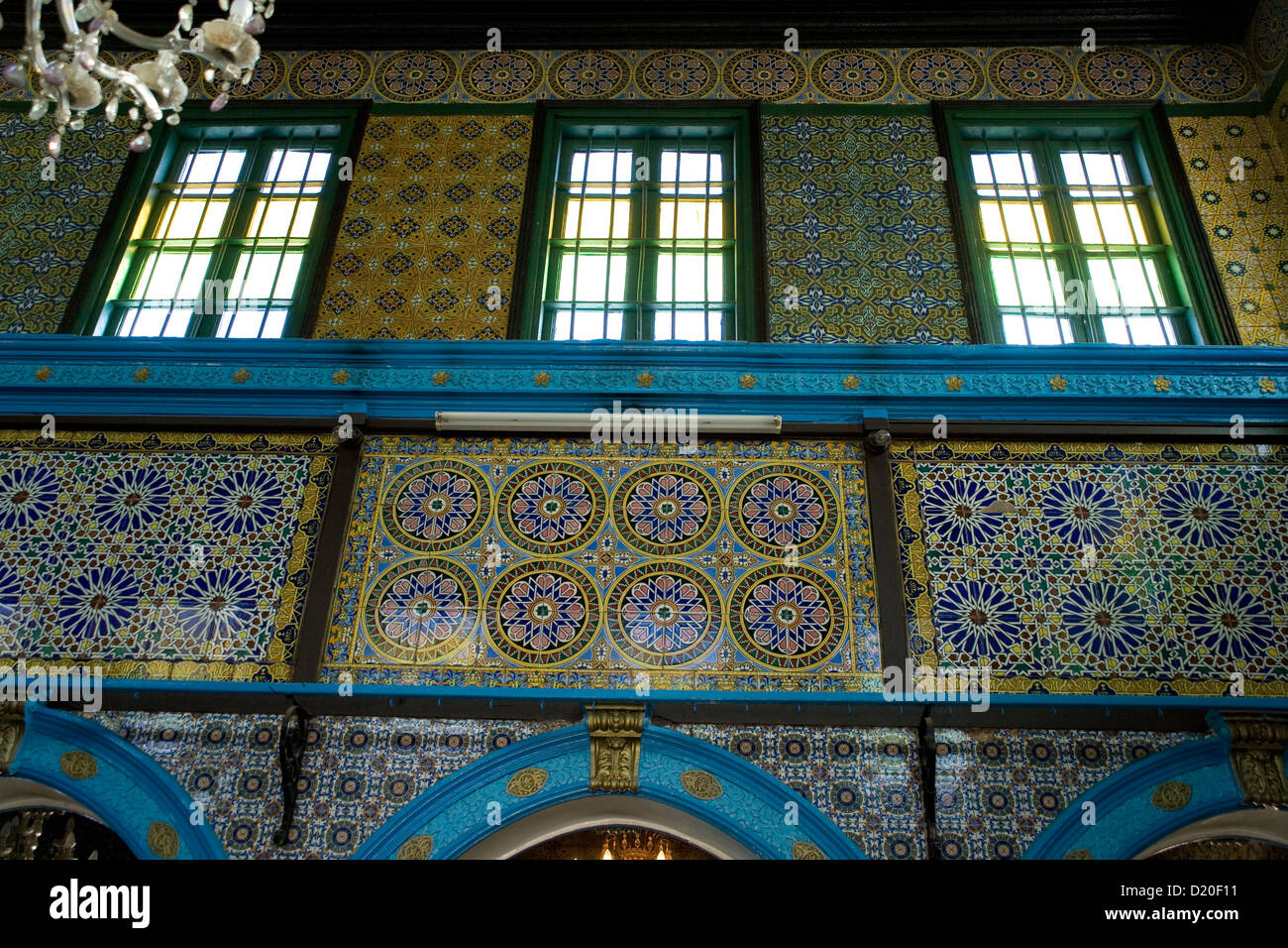 L'intérieur de la synagogue El Ghriba, sur l'île de Djerba en Tunisie ...