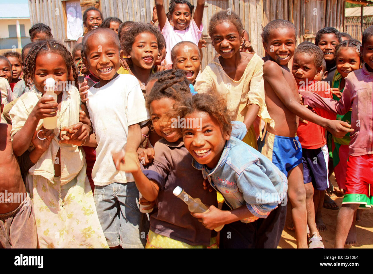 Filles malgaches rivière Banque de photographies et d’images à haute ...