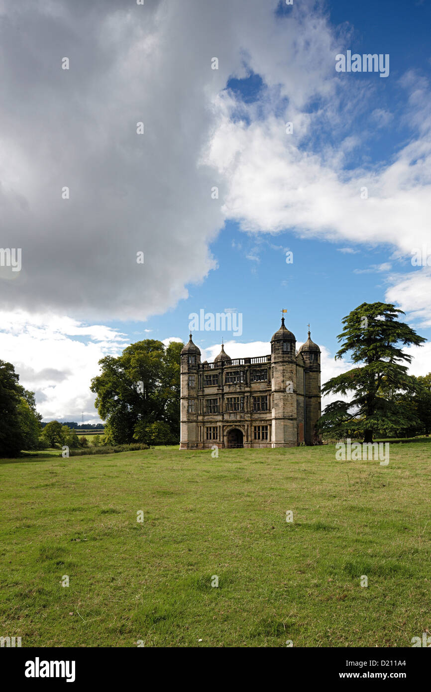 Tixall gatehouse Banque de photographies et d’images à haute résolution ...