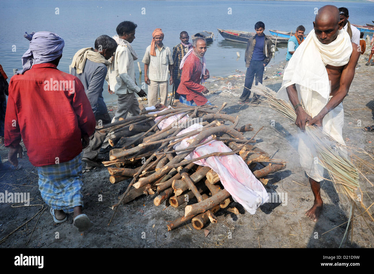Varanasi cremation pyre Banque de photographies et d’images à haute ...