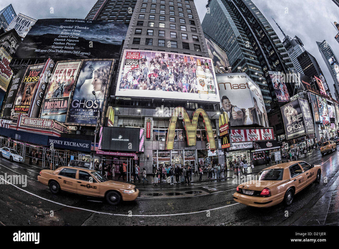 Times Square avec les voitures de taxi au crépuscule, 42ème, Broadway ...