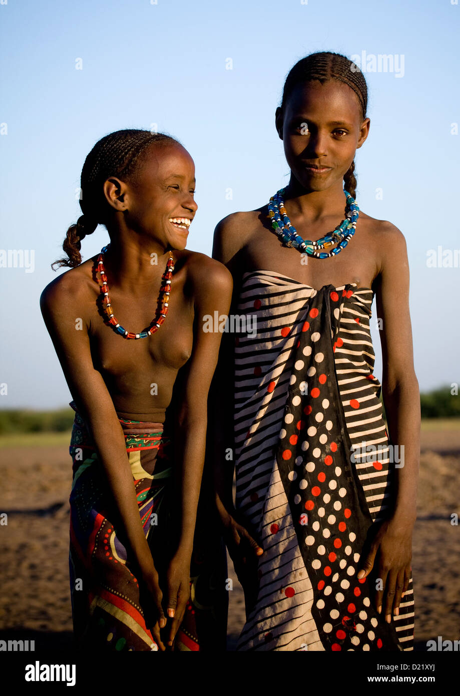 Les jeunes filles de la tribu Afar, Assaita, état de l'Afar, en ...