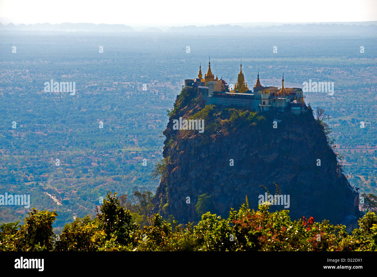 Le mont Popa, un volcan éteint avec un temple à son apogée, Bagan ...