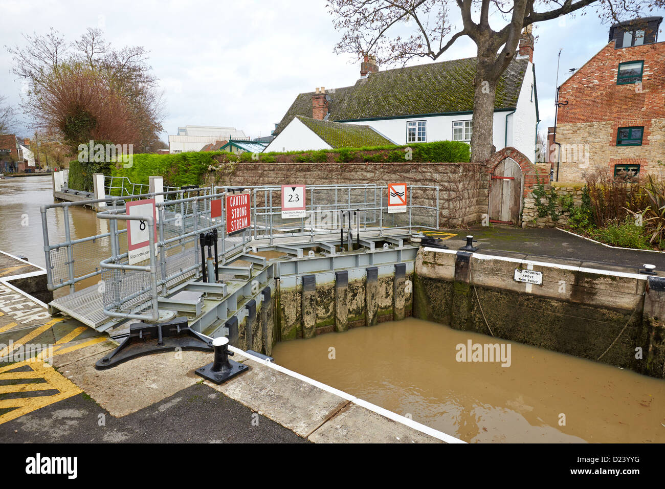 Osney Lock sur la Tamise, avec un courant fort avertissement au cours d ...