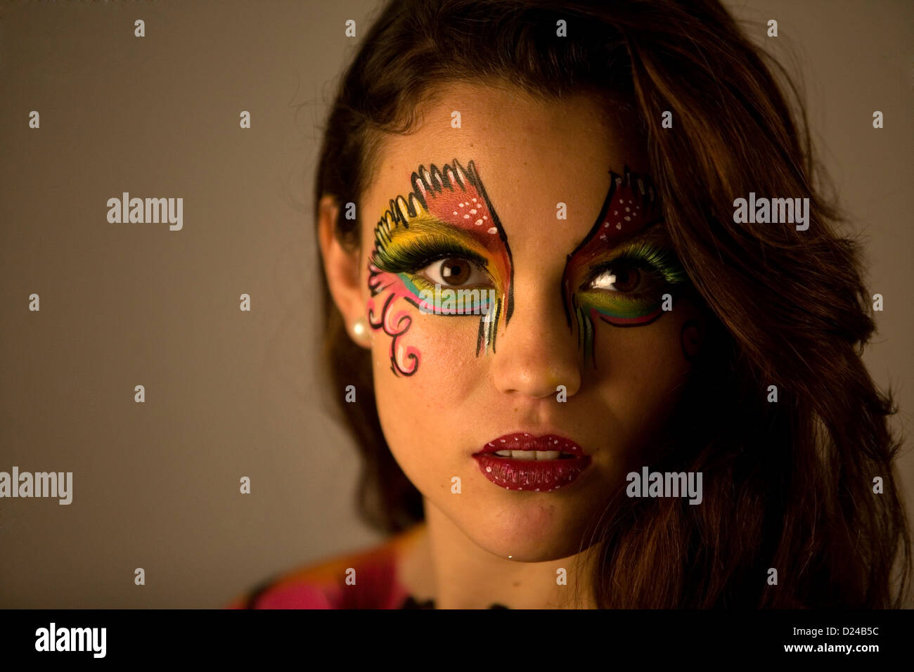 Un modèle pose au cours d'une séance de body painting avec make-up ...