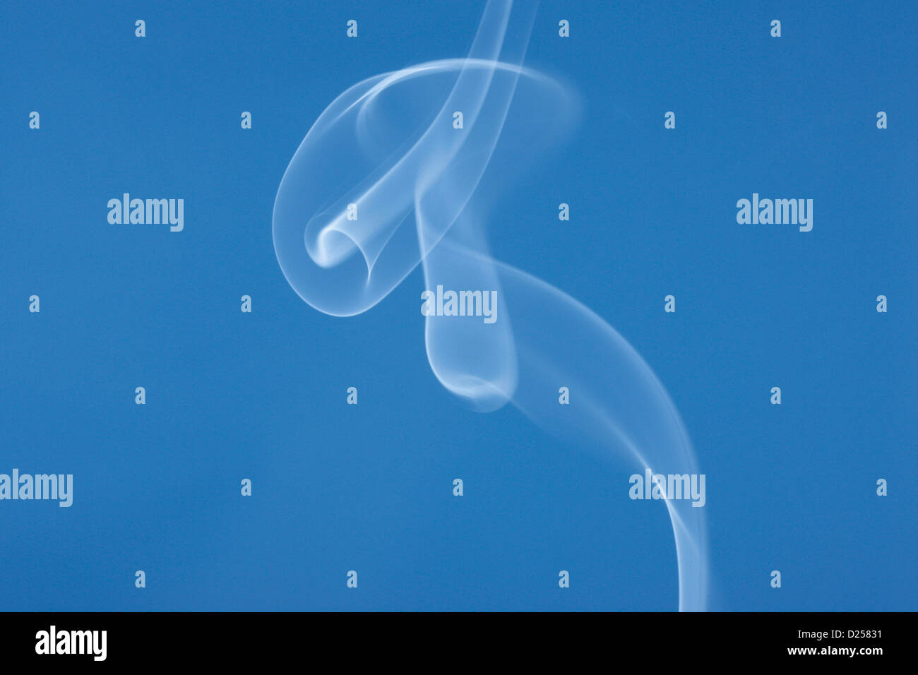 Fumée bleue fond blanc Banque de photographies et d’images à haute ...