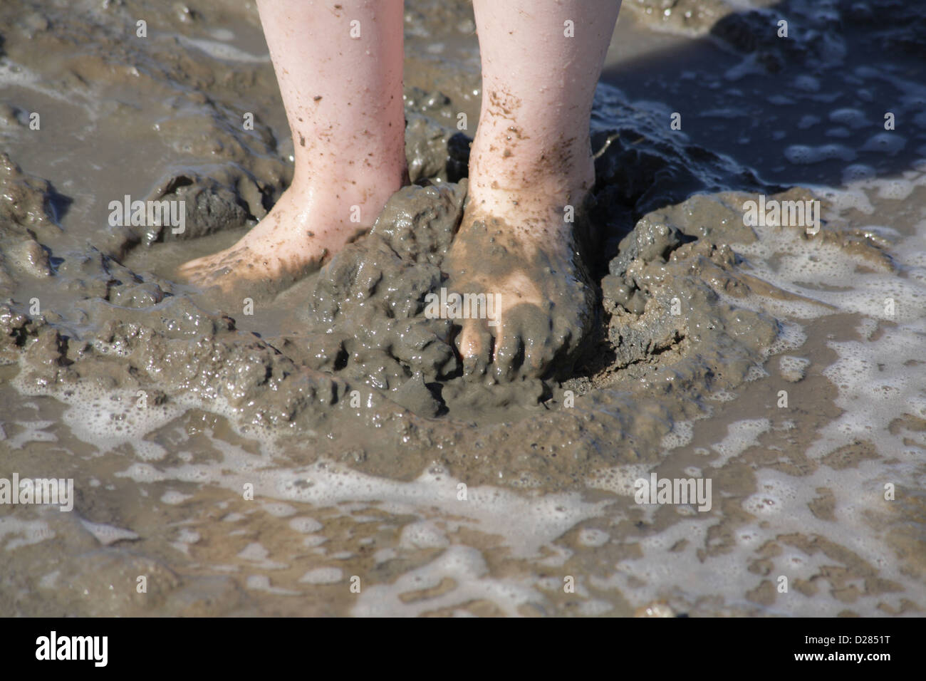 Marcher pieds nus dans la boue Banque de photographies et d’images à ...