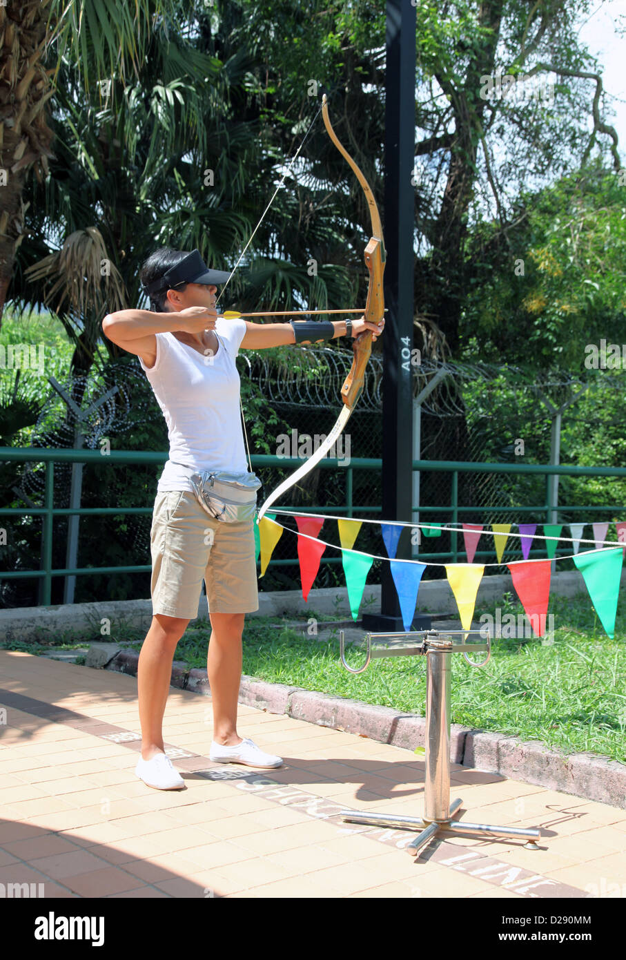 C'est une photo de l'arc ou une archere ou archer qui est à l'aide d'un ...