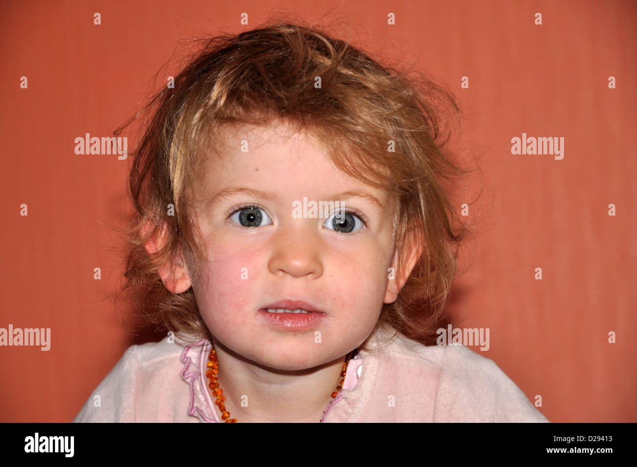 Bebe fille 2 ans Banque de photographies et d’images à haute résolution ...