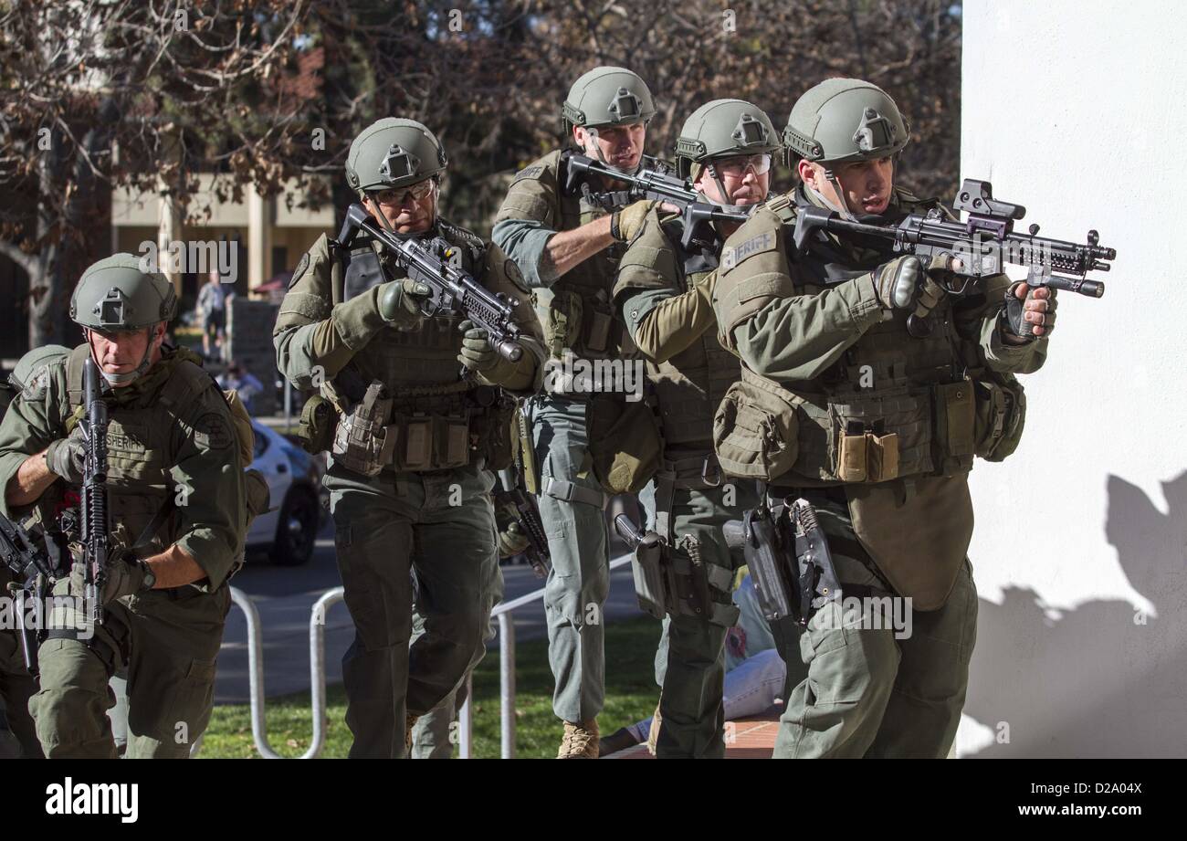 18 janvier 2013 - Los Angeles, Californie (CA, USA - Los Angeles County Sheriff's approche ...