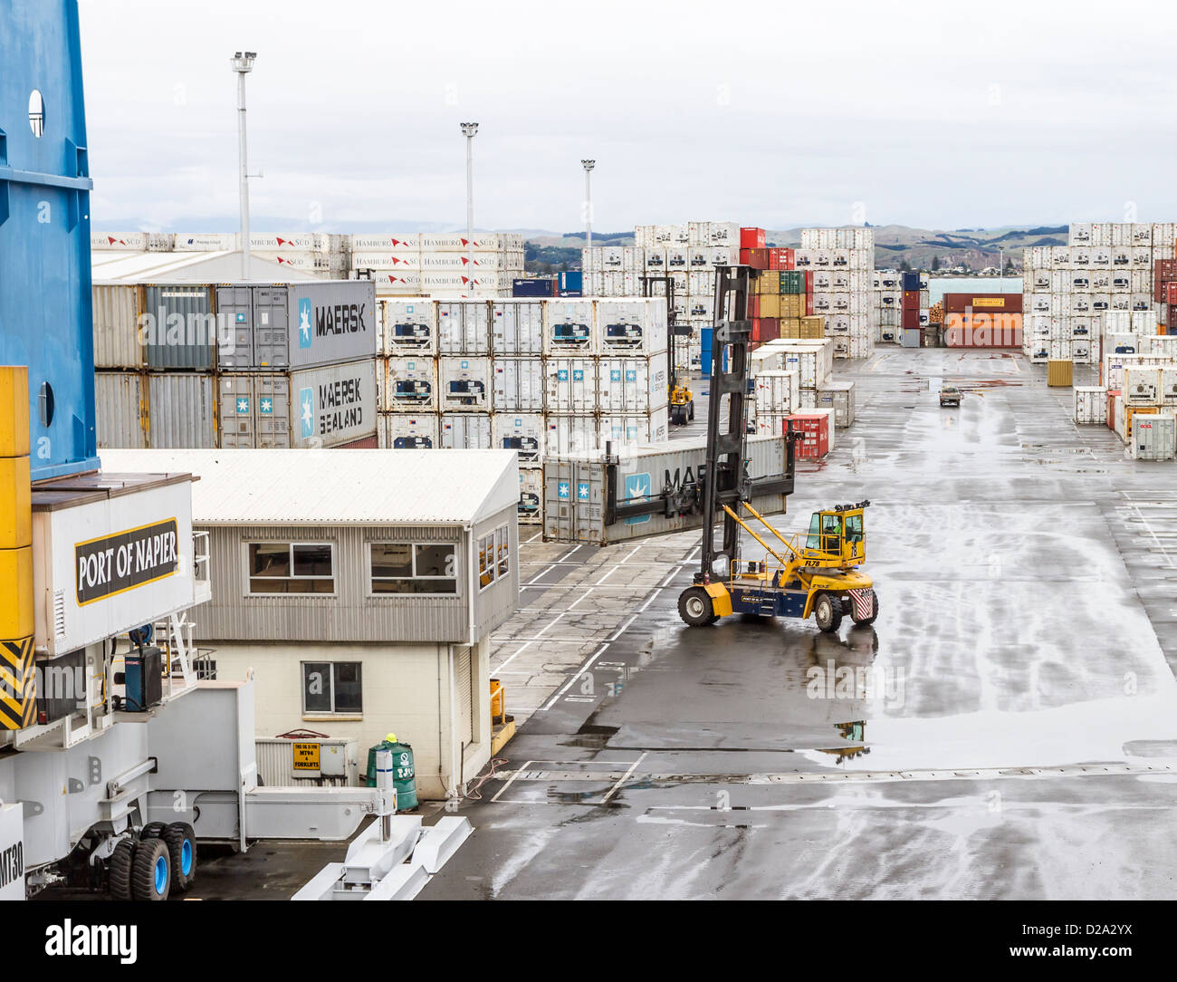 Manutention de conteneurs au port de napier Banque de photographies et ...