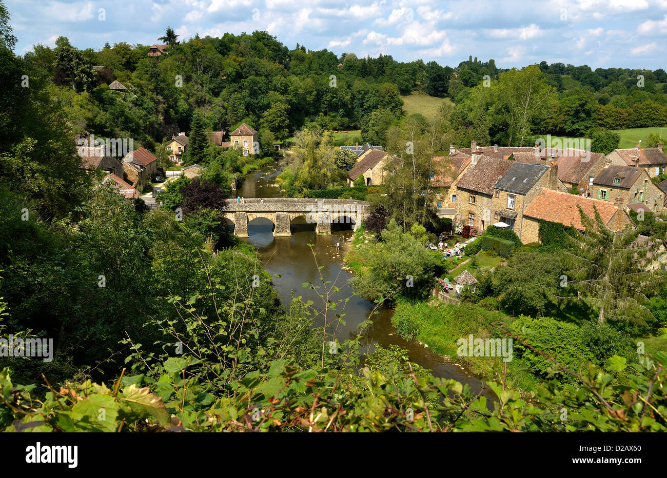 Village : Saint Céneri le Gérei, vieux pont sur la rivière Sarthe ...