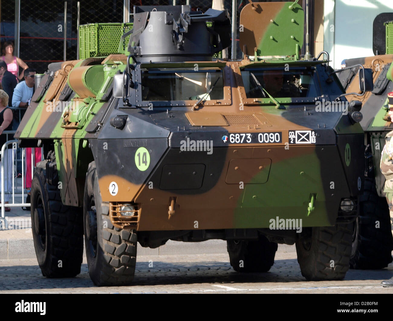 Le VAB 4x4, un véhicule blindé militaire français à roues, est présenté ...