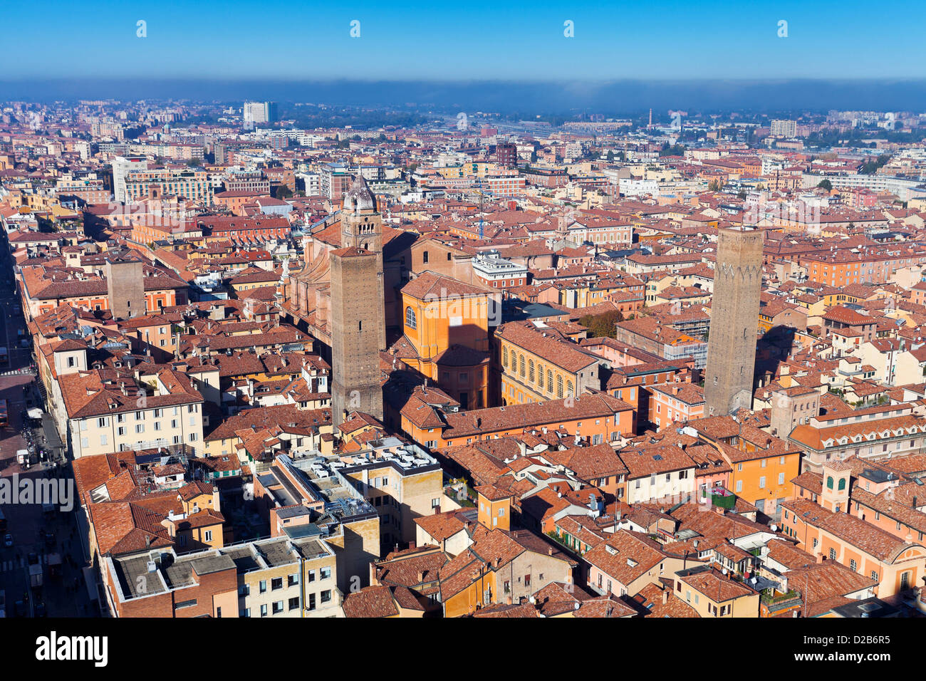 Vue aérienne de l'œil de l'oiseau de la tour Asinelli tours de Bologne ...