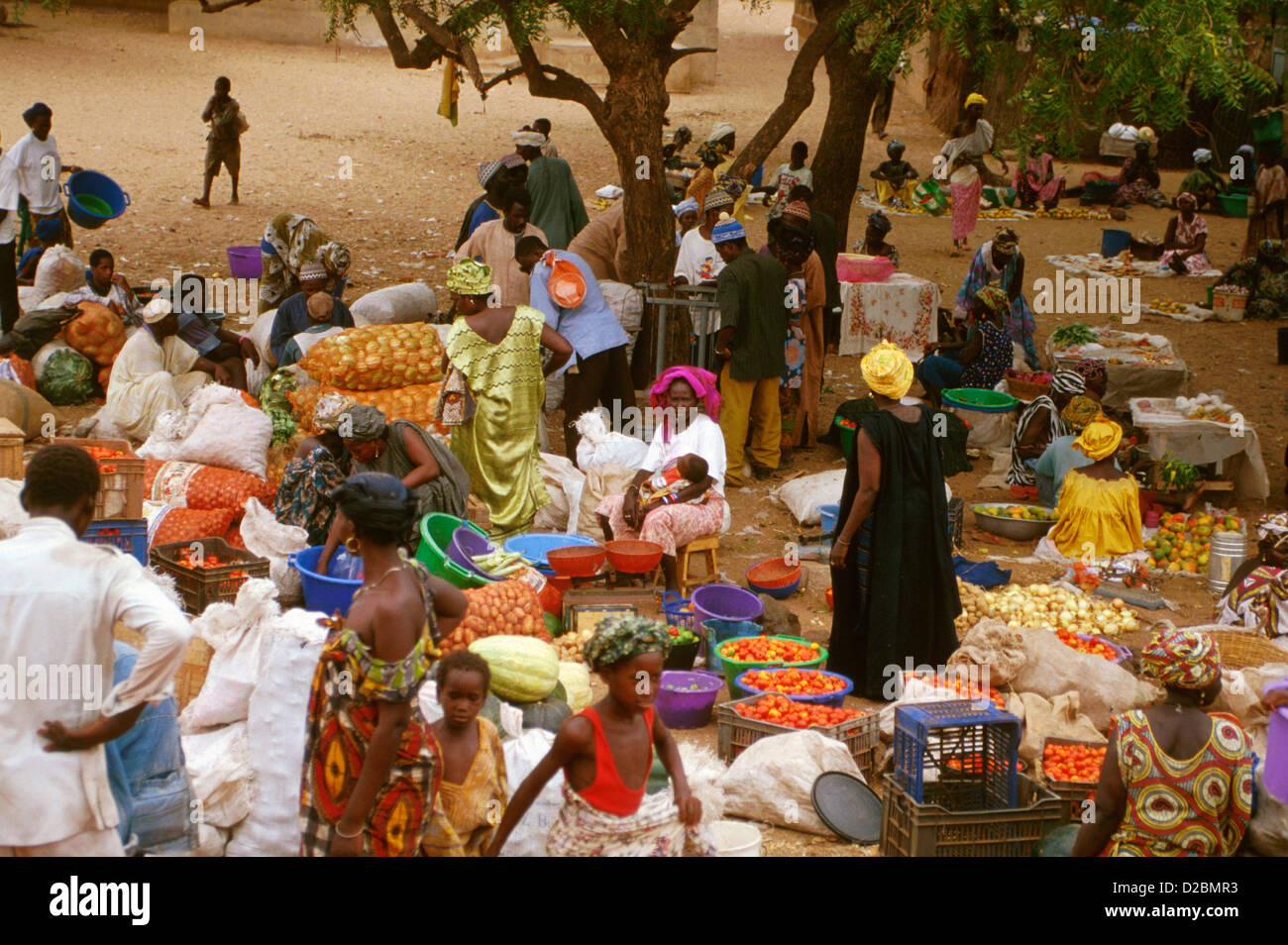 Le Sénégal, région de M'Bour. Les femmes sénégalaises en vêtements ...