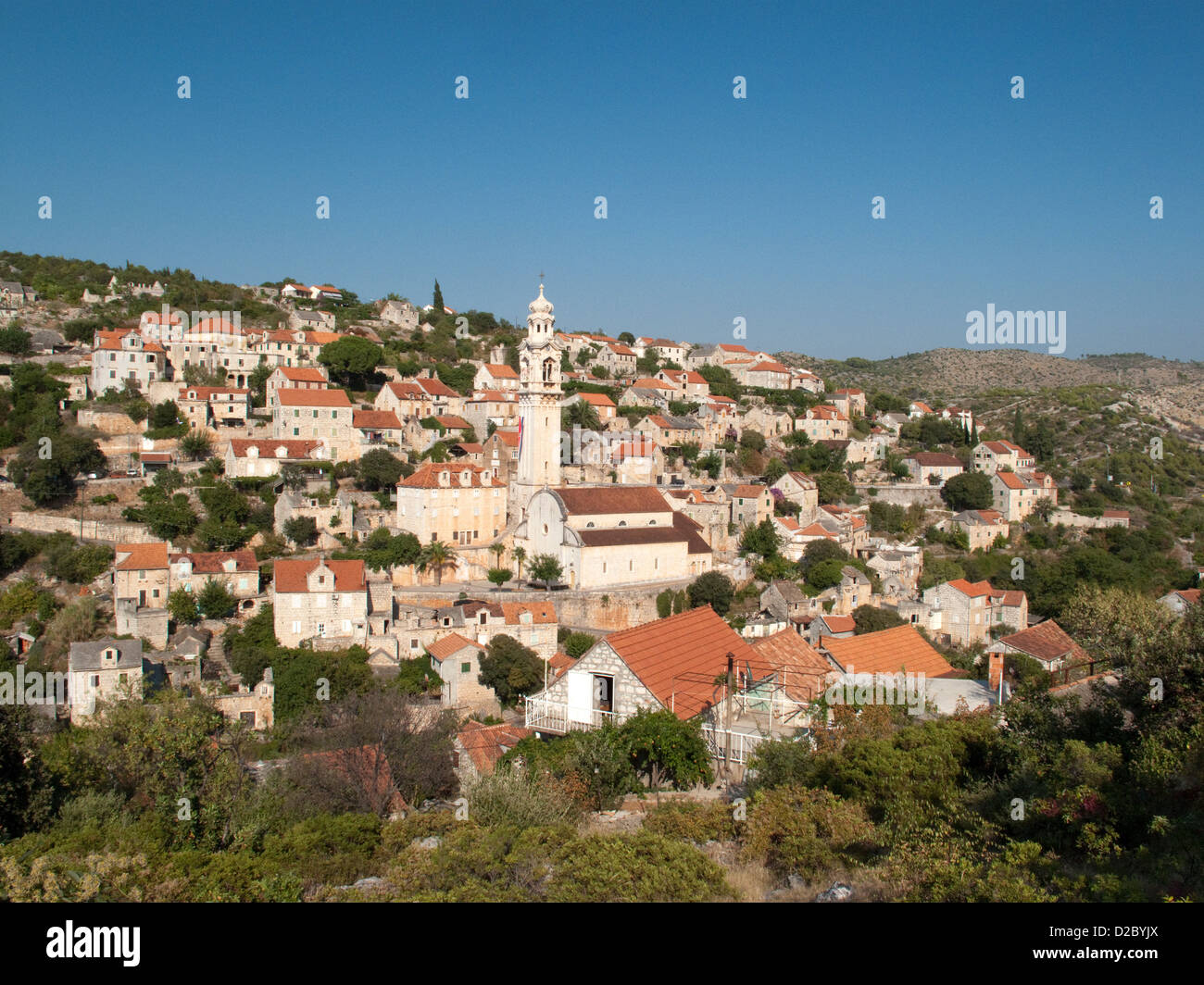Lozisca, île de Brac, Croatie avec le village de montagne Lozisca Photo ...