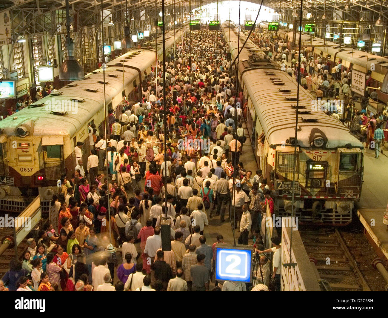 Churchgate railway station mumbai Banque de photographies et d’images à ...