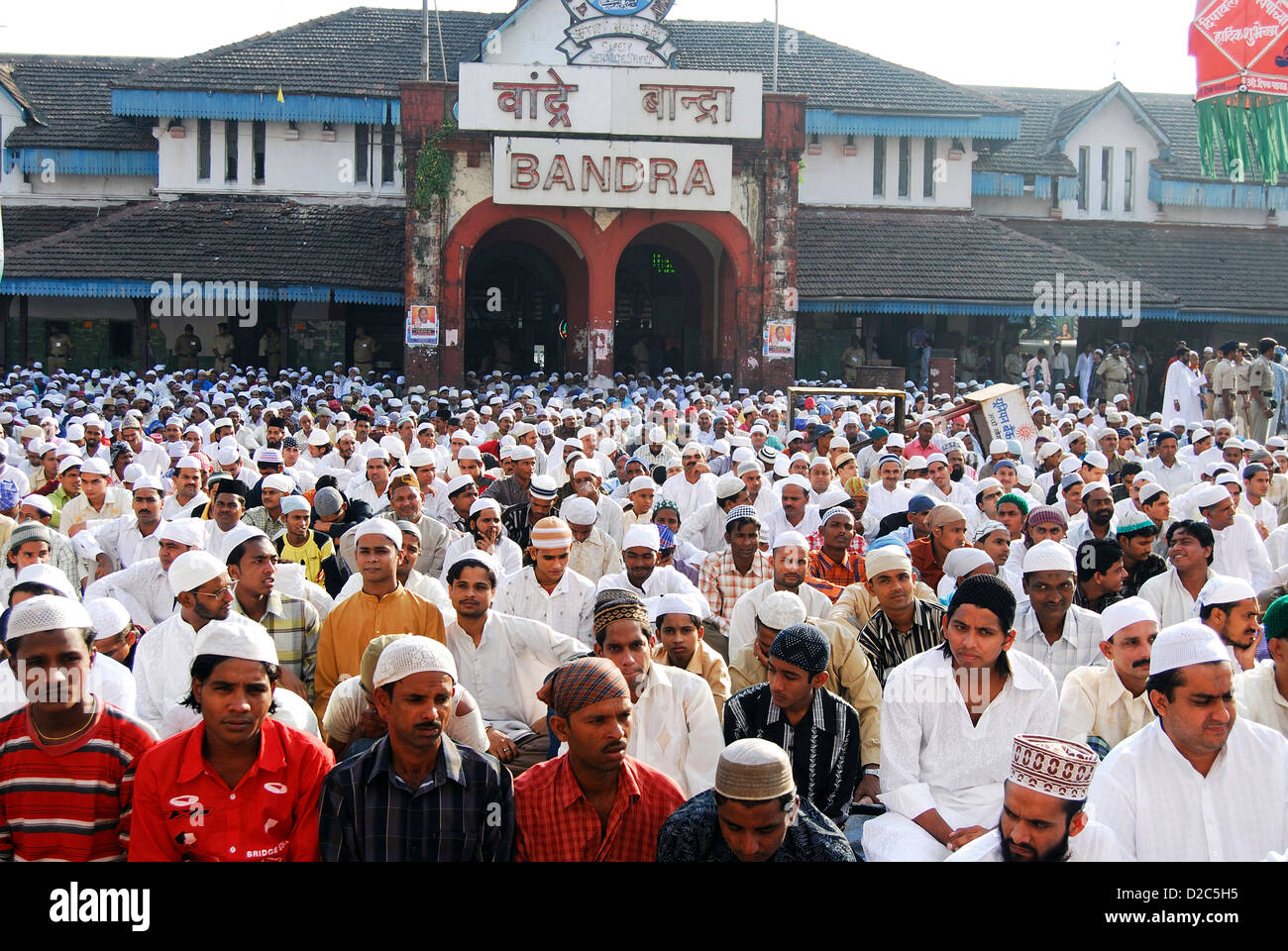 Musulmans assis namaz sur id ul fitr ou ramzan id Banque de ...