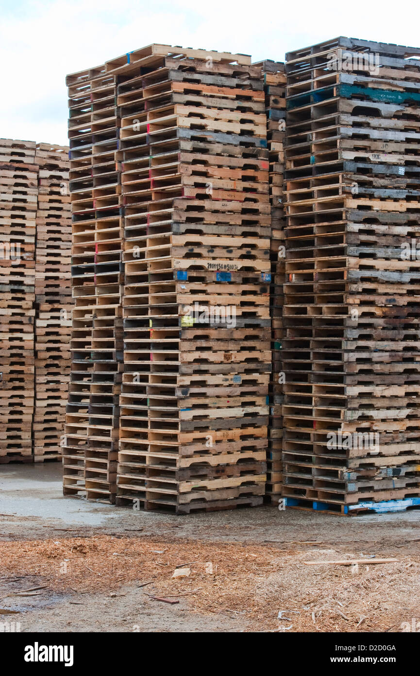 Hautes piles de palettes Banque de photographies et d’images à haute ...