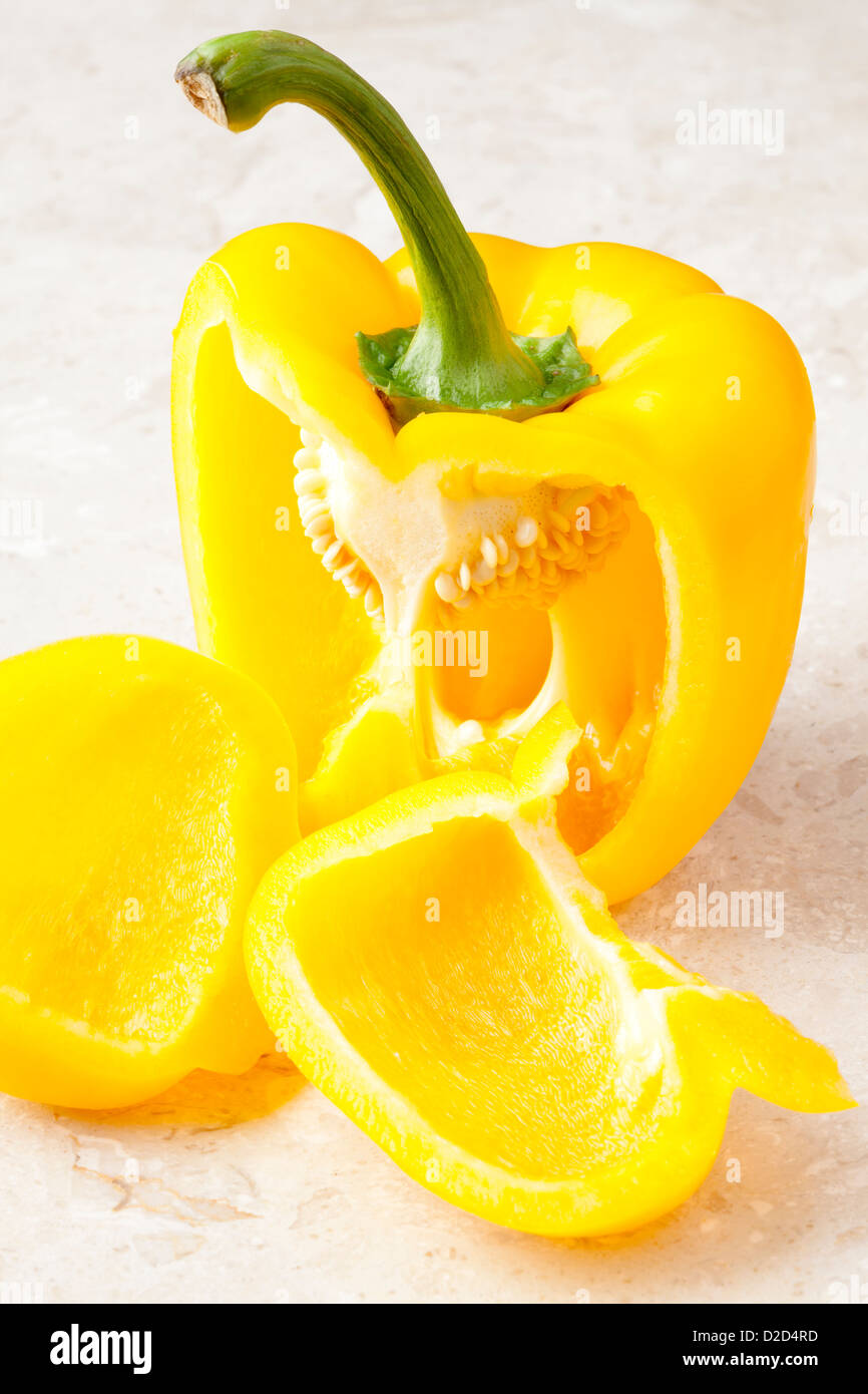 Poivron jaune Banque de photographies et d’images à haute résolution ...