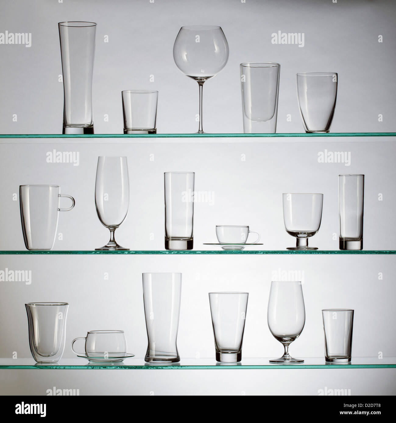 Une collection de divers types de verres à boire organisé soigneusement ...