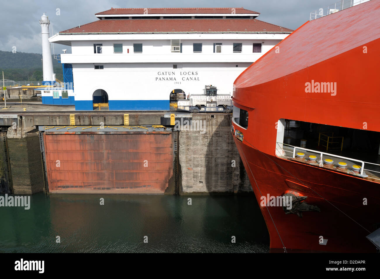 La proue d'un bateau de marchandises entrant dans la serrure de Gatun ...