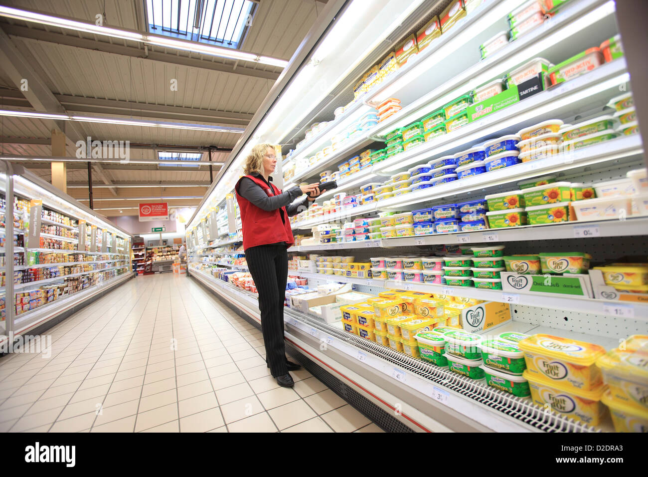 Ouvrier De Supermarché Banque d'image et photos - Alamy