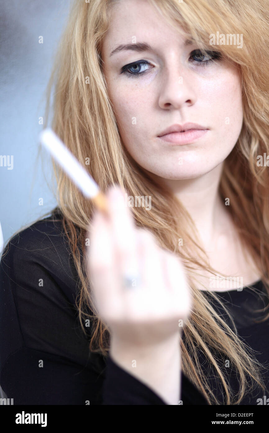 France smoking cigarette Banque de photographies et d’images à haute ...