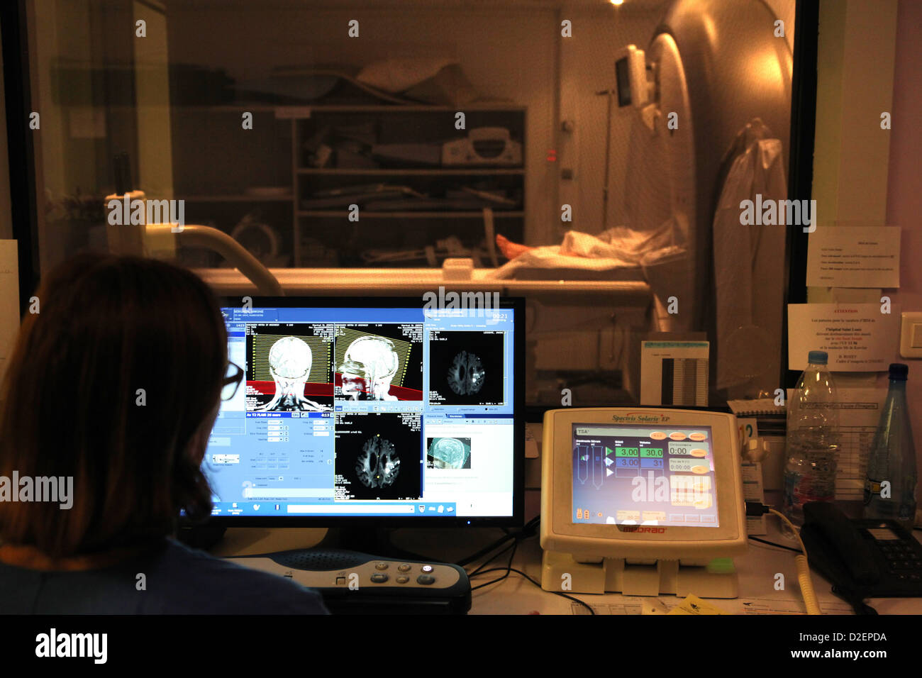 Reportage à l'hôpital Saint Joseph à Paris, France. Irm d'un accident ...