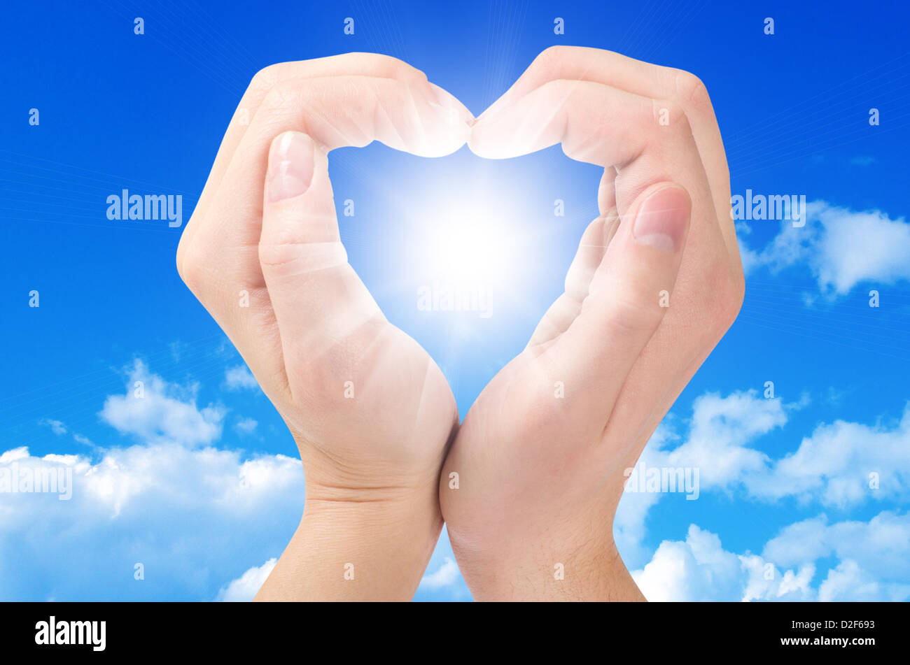 Homme et femme forment un coeur avec leurs mains Banque de ...