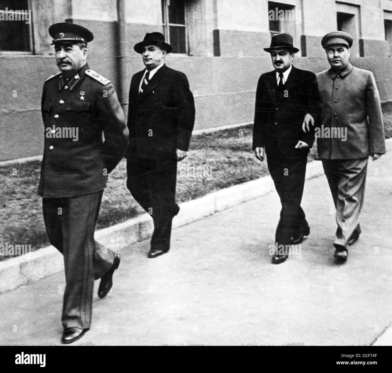 JOSEPH STALINE (1878-1953) au Kremlin en 1944 suivi par Lavrenti Beria ...