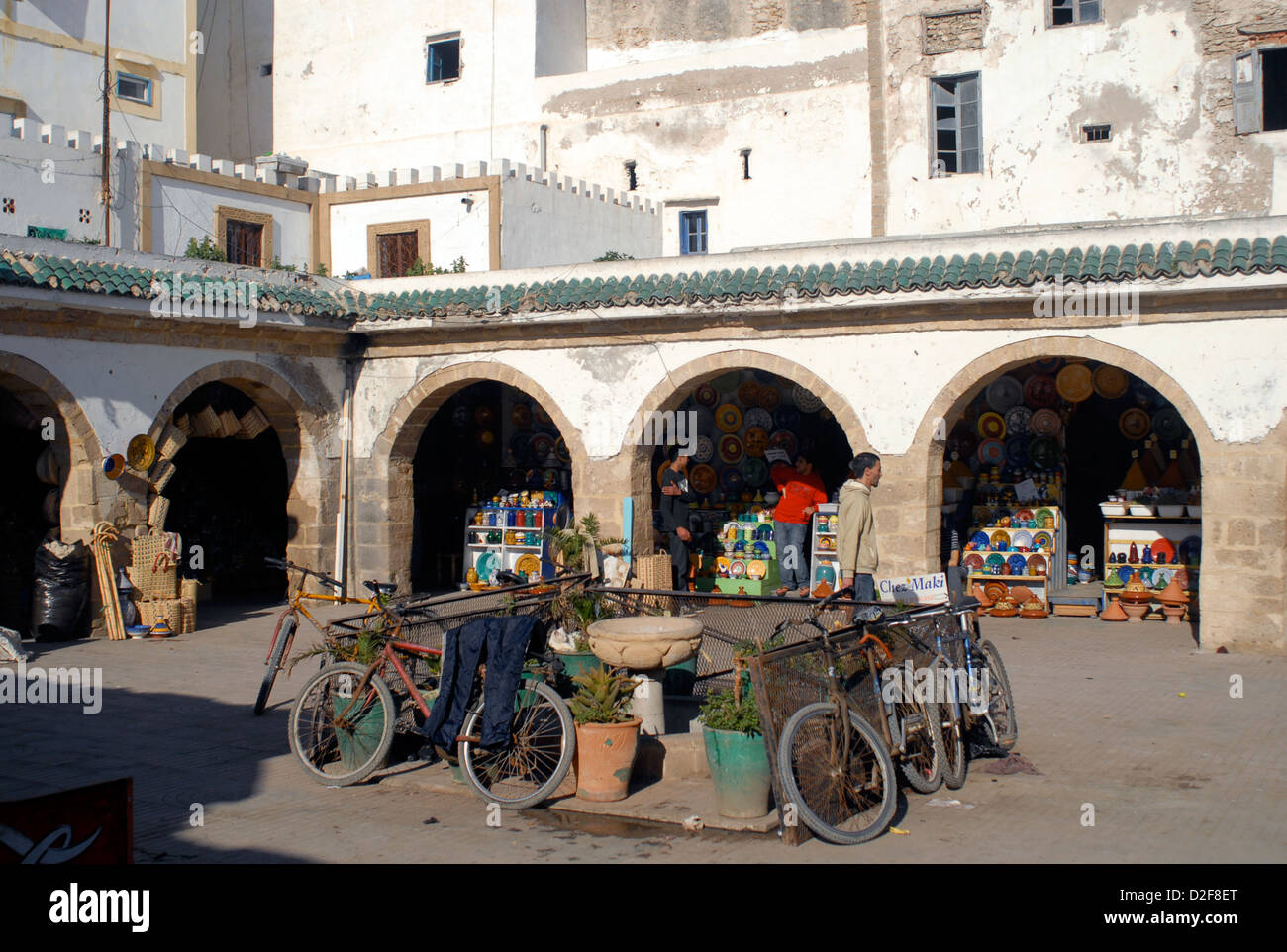 Des vélos dans le marché aux épices dans souk jdid essaouira maroc ...