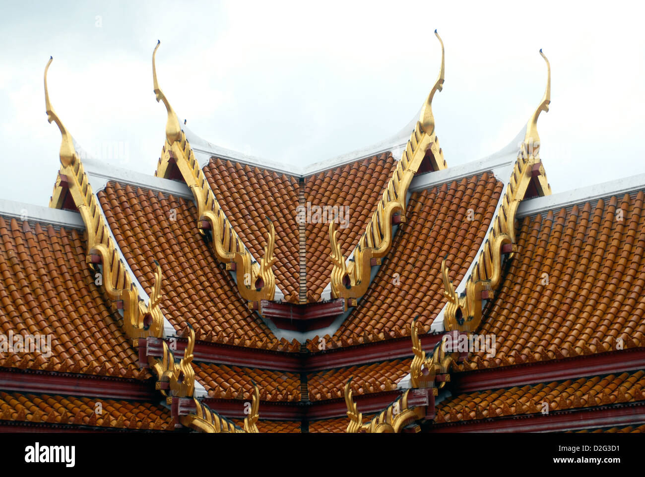 Haut de toit d'un temple à Bangkok avec guilded rakaïste bai d'ailerons ...