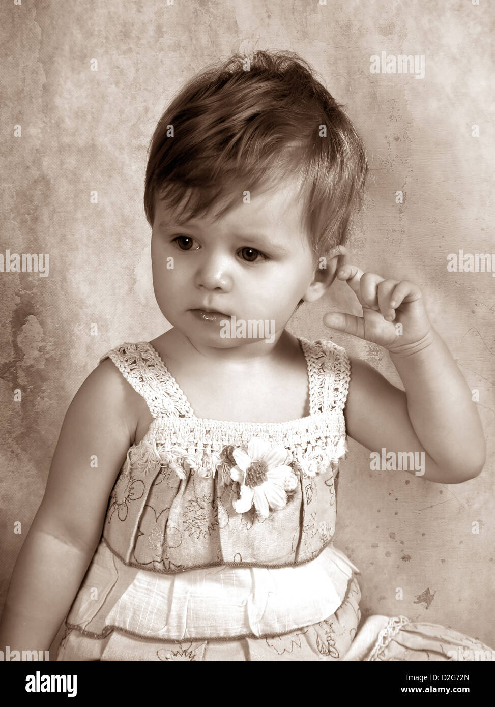 Portrait de la petite fille en studio avec des larmes sur les yeux ...