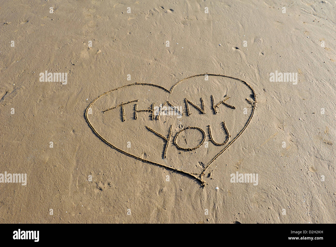 Mot Merci écrit dans le sable Photo Stock - Alamy