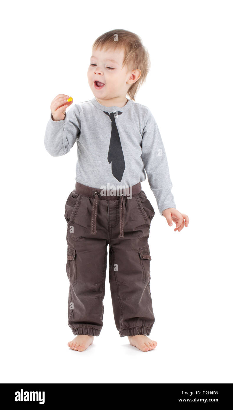Enfant mangeant des bonbons Banque d'images détourées - Alamy