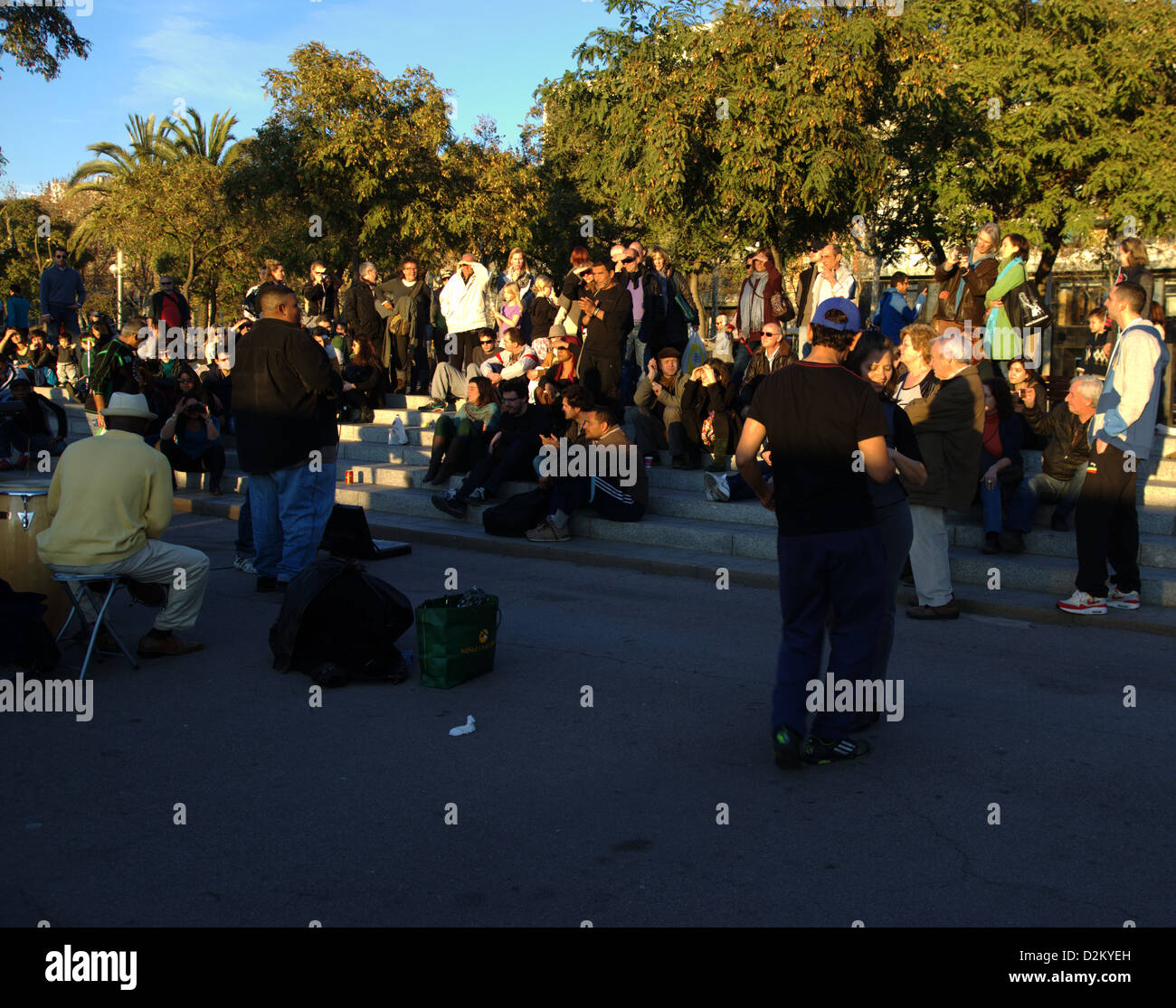 Couple dansant dans la rue Banque de photographies et d’images à haute ...