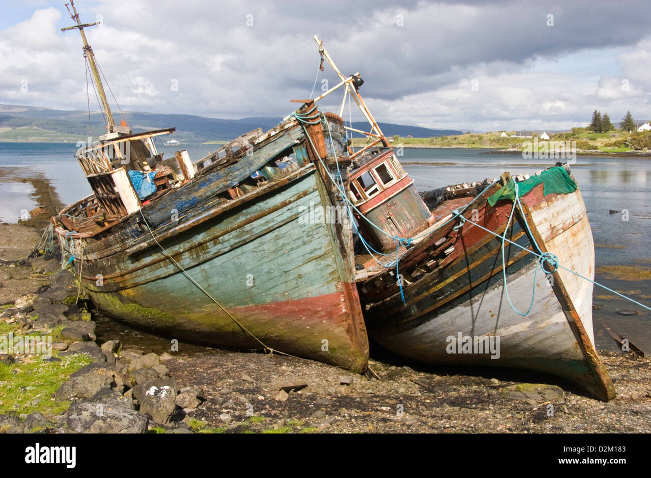 Les épaves de bateaux de pêche échoués près de Salen sur l'île de Mull ...
