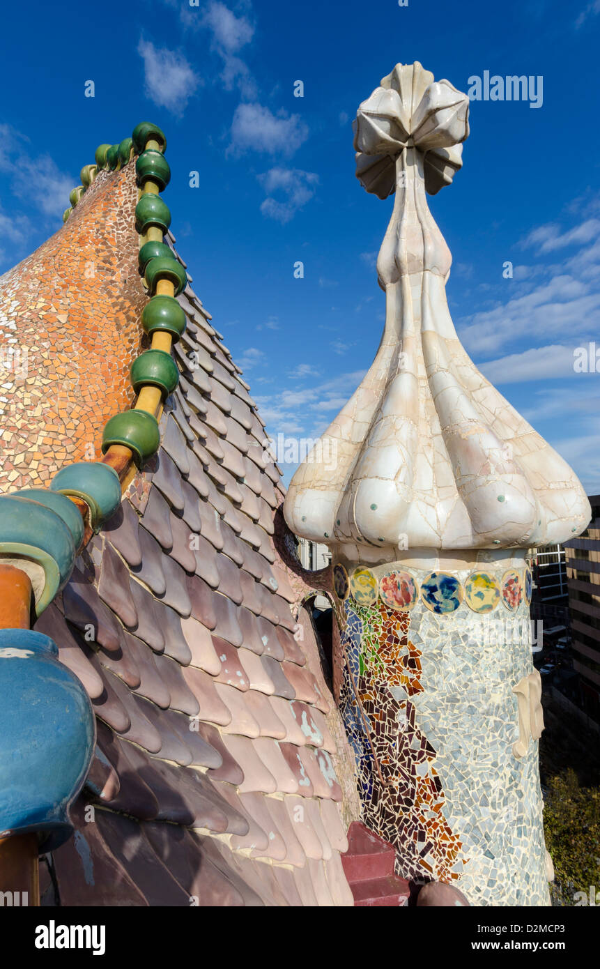Toit de la mosaïque de la Casa Batlló de Gaudi, l'architecte moderniste ...