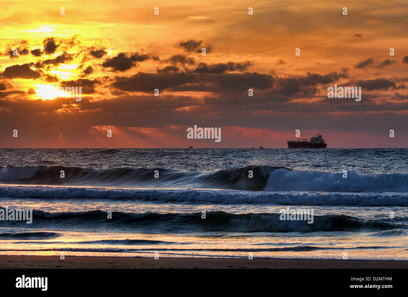 Des vagues sur la mer Méditerranée au coucher du soleil sur un fond de ...