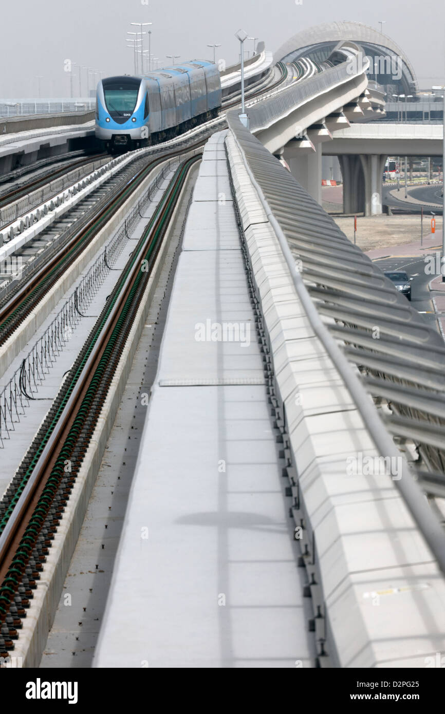 Train entre 'armadillo' stations du métro de Dubaï Photo Stock - Alamy
