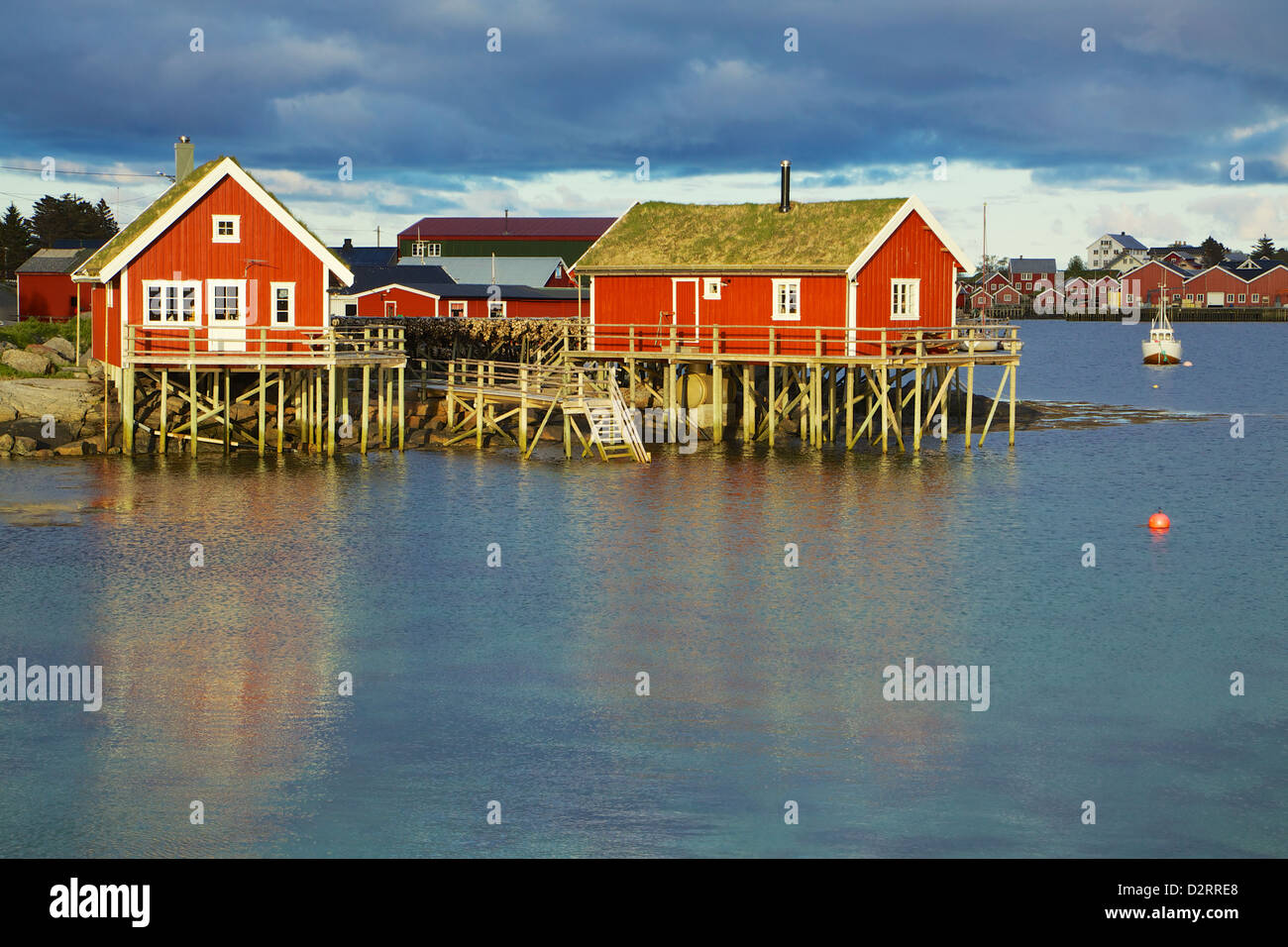 Cabanes de pêcheurs rouge norvégienne typique avec toit vert en ville ...