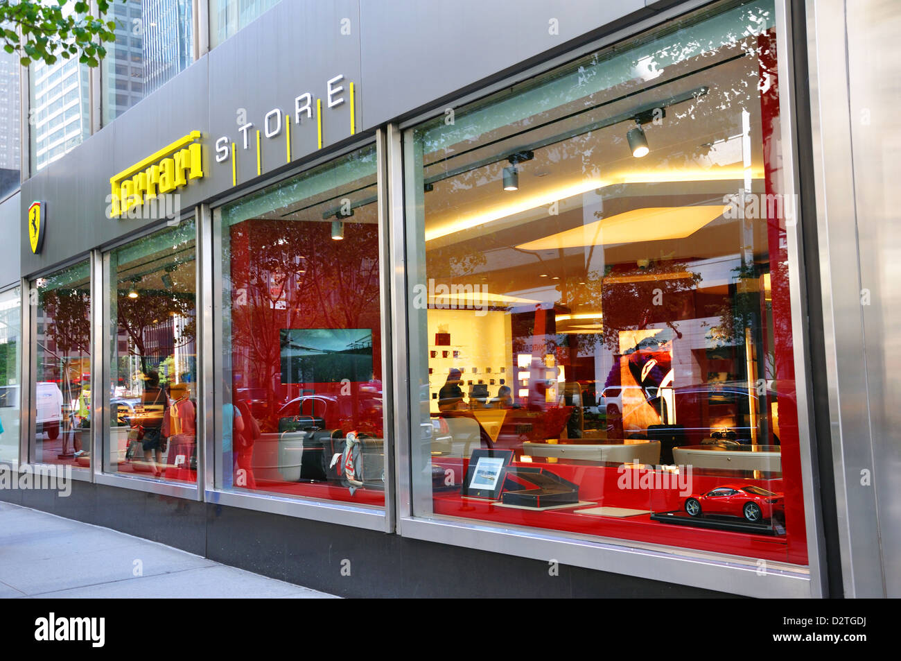 Ferrari store new york city Banque de photographies et d’images à haute ...