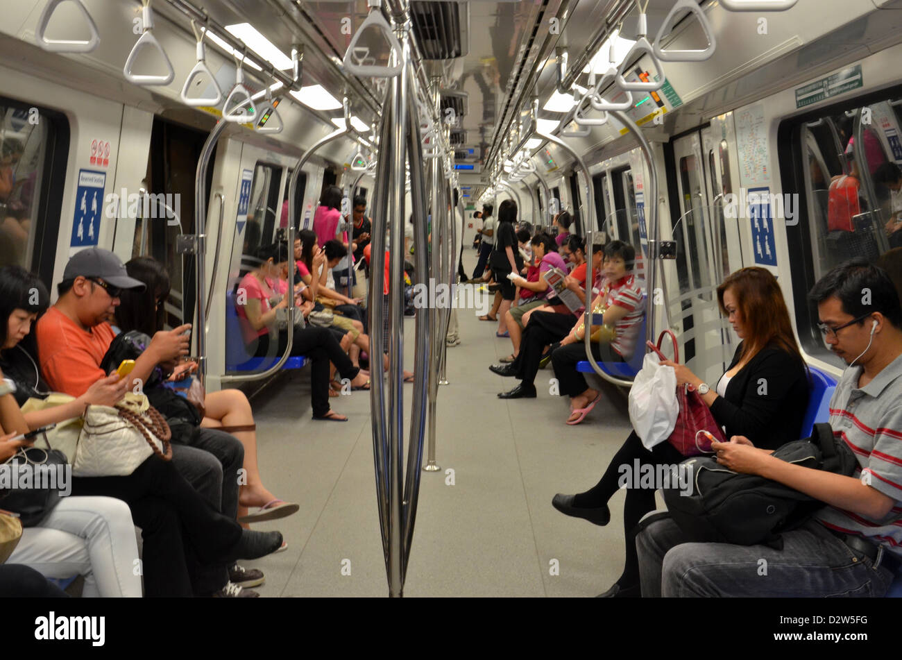 Inside mrt train singapore Banque de photographies et d’images à haute ...